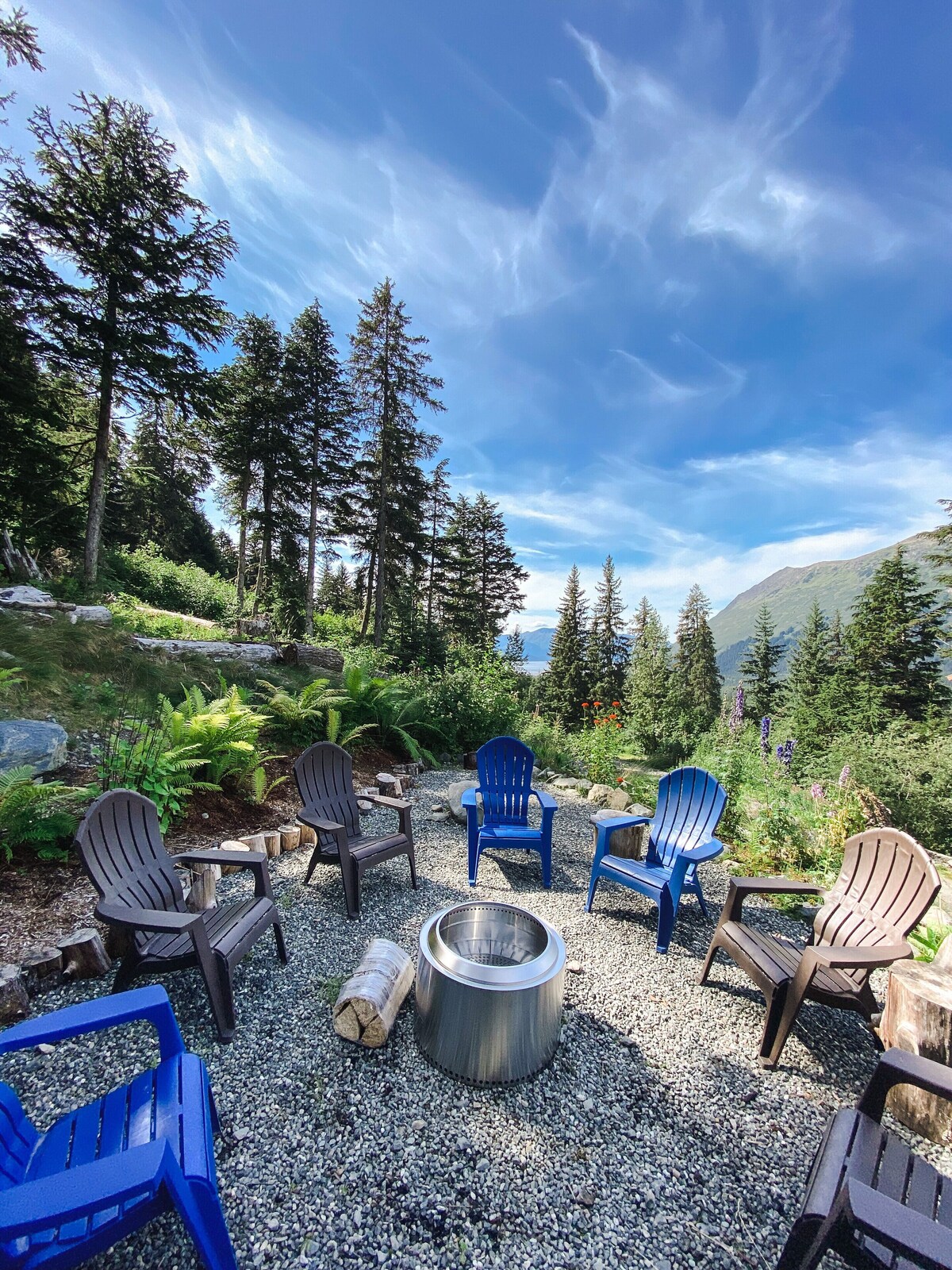 Book Now - A modern mountain home located in the quaint resort town of ...